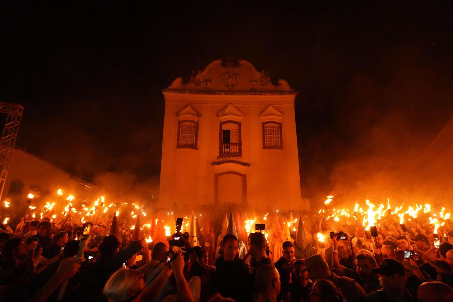 Procissão do Fogaréu reúne milhares na Cidade de Goiás e celebra 280 ...