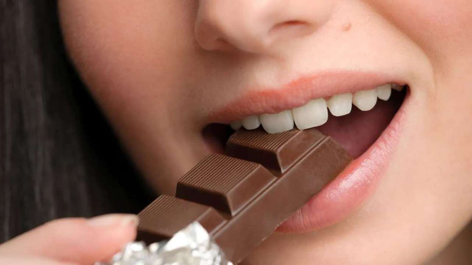 Como tirar mancha de chocolate do sofá? Veja truques infalíveis