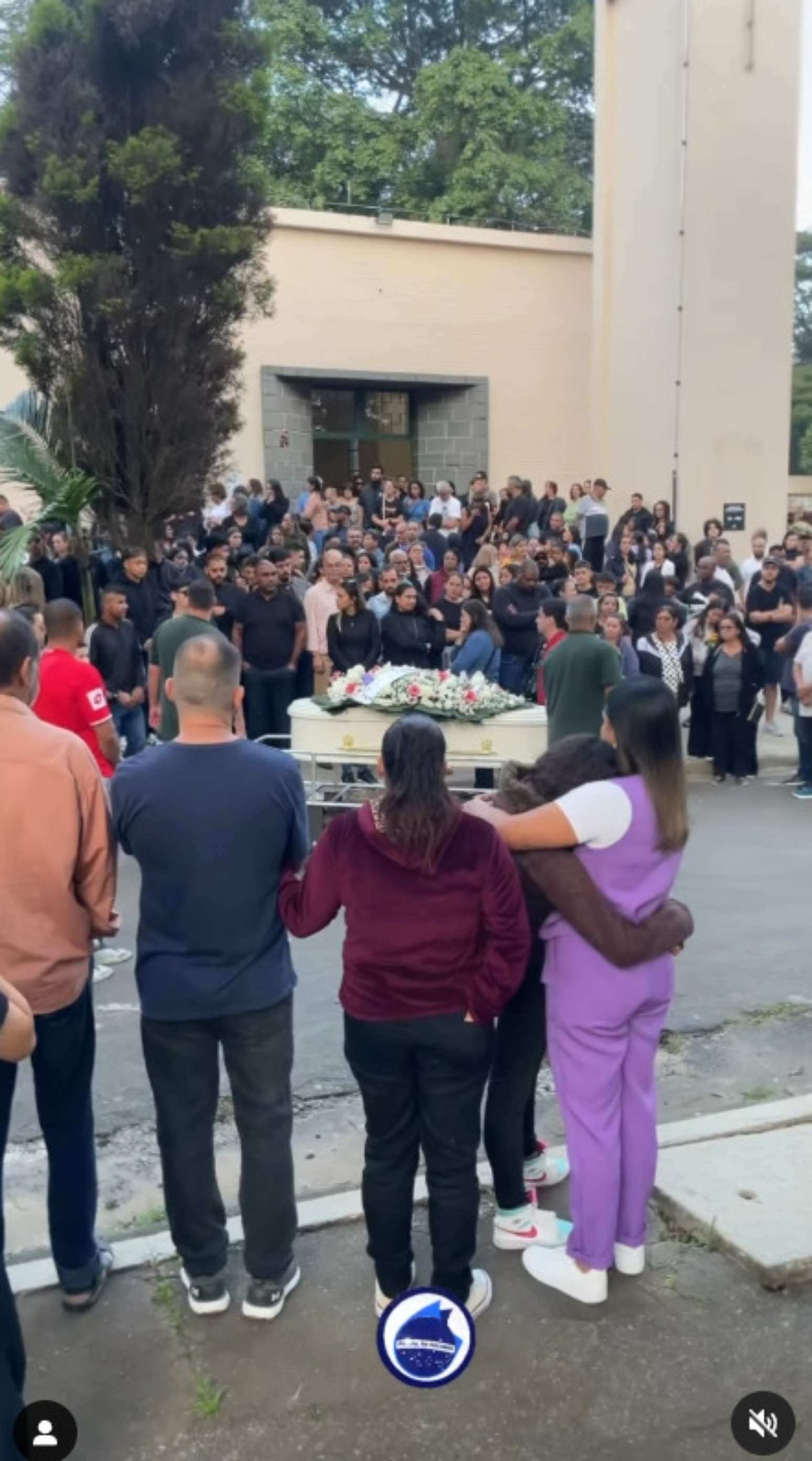 Familiares e amigos se reúnem em velório aberto de Millena Brandão em SP