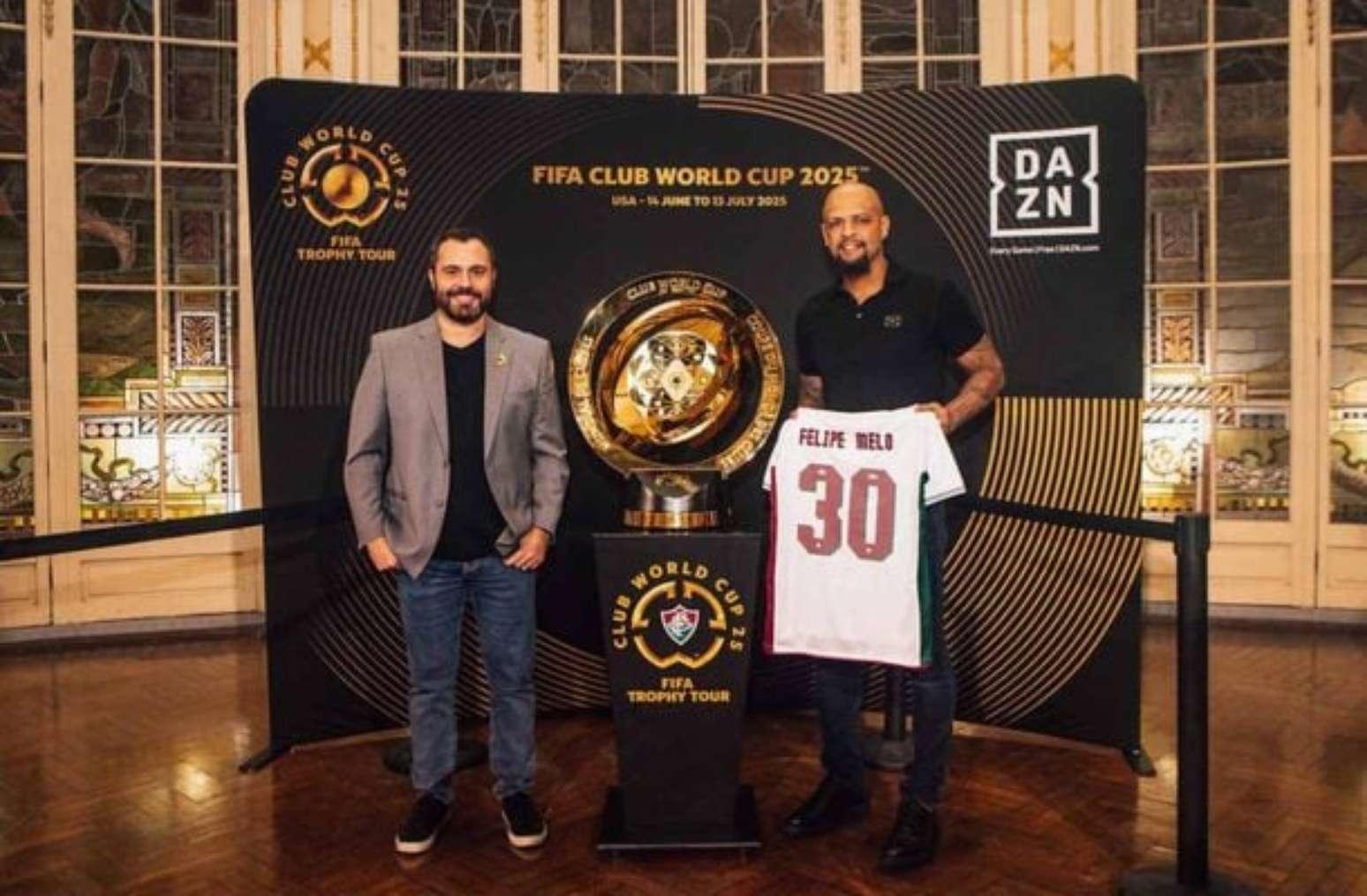Felipe Melo visita taça do Mundial: 'Que o Fluminense possa trazê-la de ...