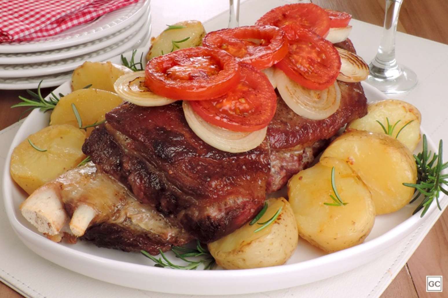 Costela assada no forno com batata e tomate para um jantar diferente