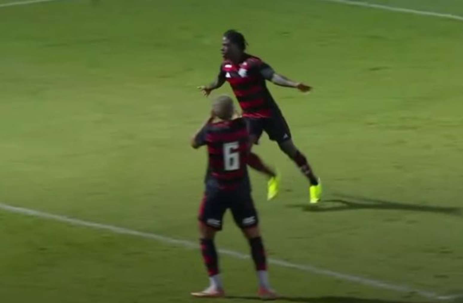 Flamengo se impõe, vence São Paulo e cola nos líderes do Brasileirão Sub-20