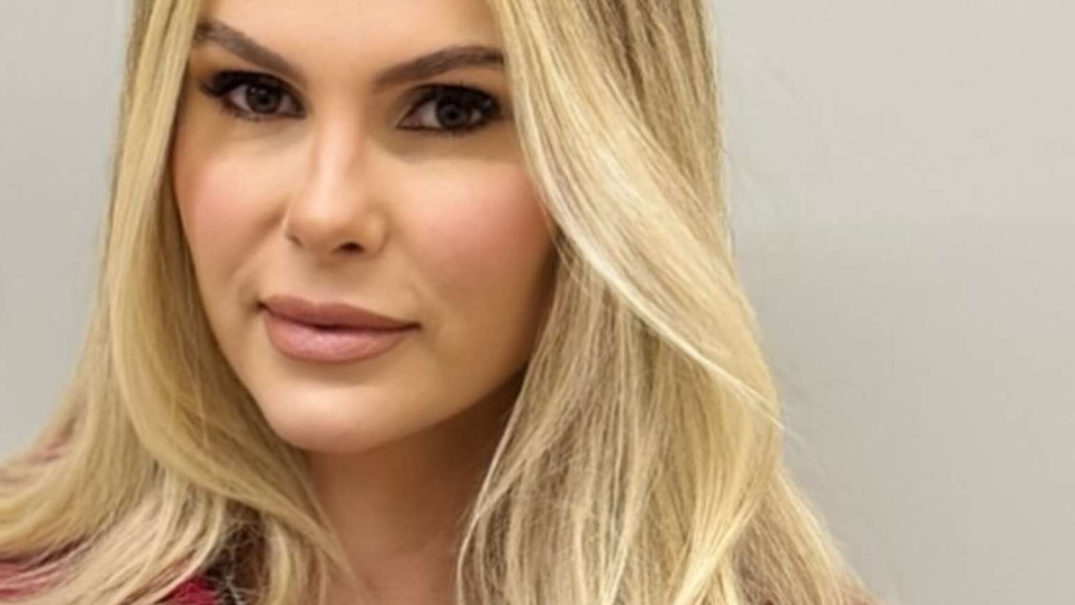 Ruiva, visual de Bárbara Evans em aniversário chama atenção: 'Não...'