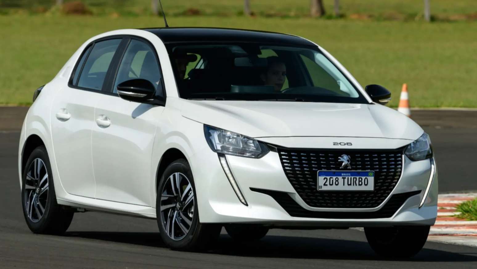 Na faixa dos R$ 80 mil, Peugeot 208 surpreende com motor turbo e bons ...