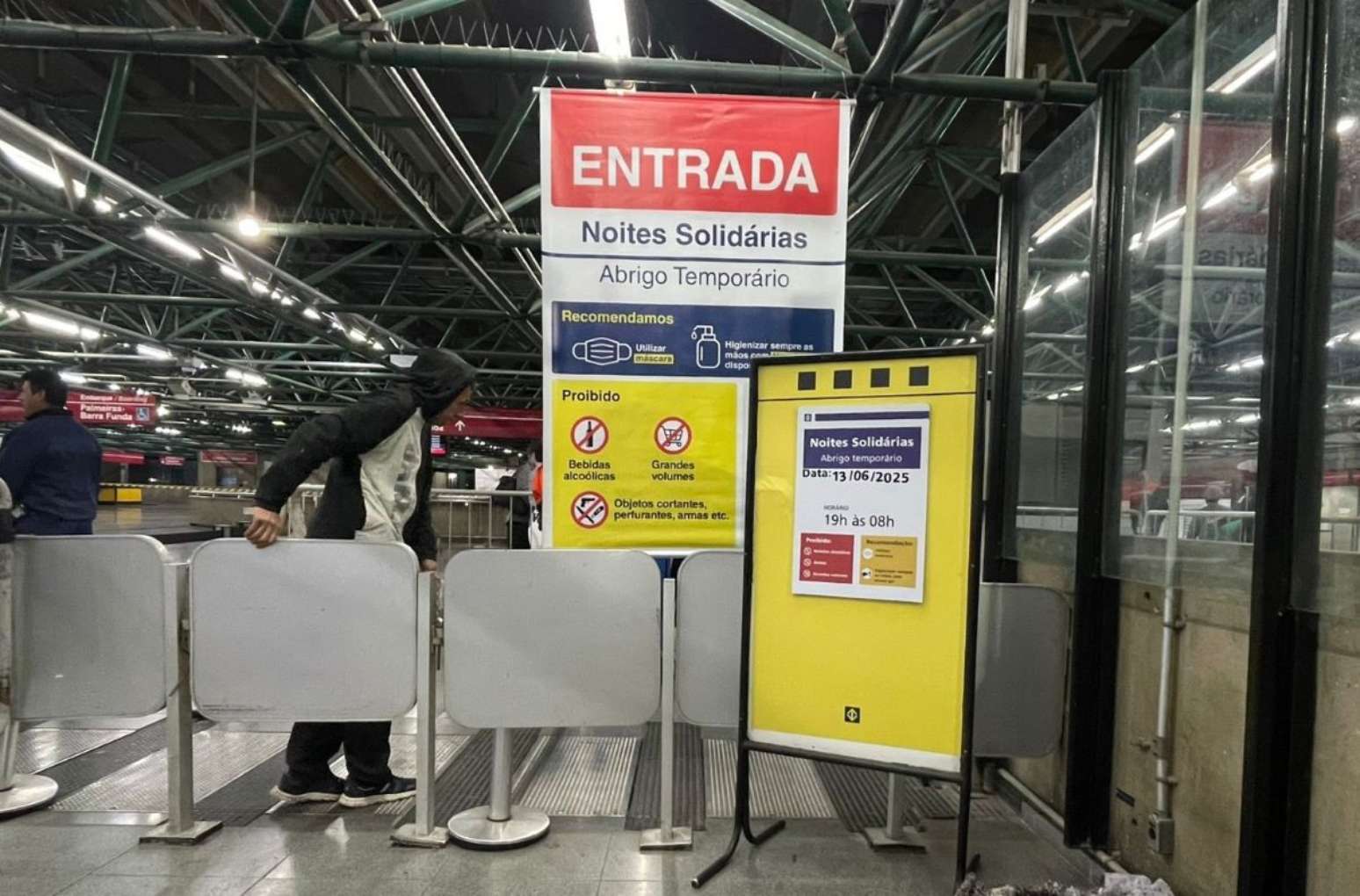 Abrigo no metrô em madrugada fria mostra que ainda existe amor em SP