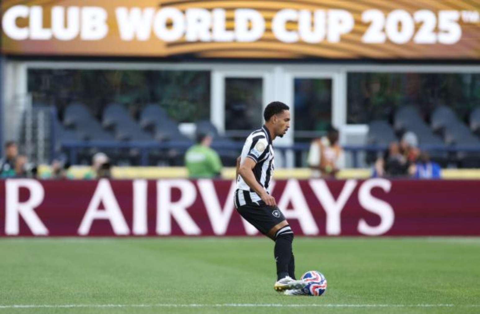 Vitinho projeta postura do Botafogo contra o PSG : 'Colocar nosso jogo'