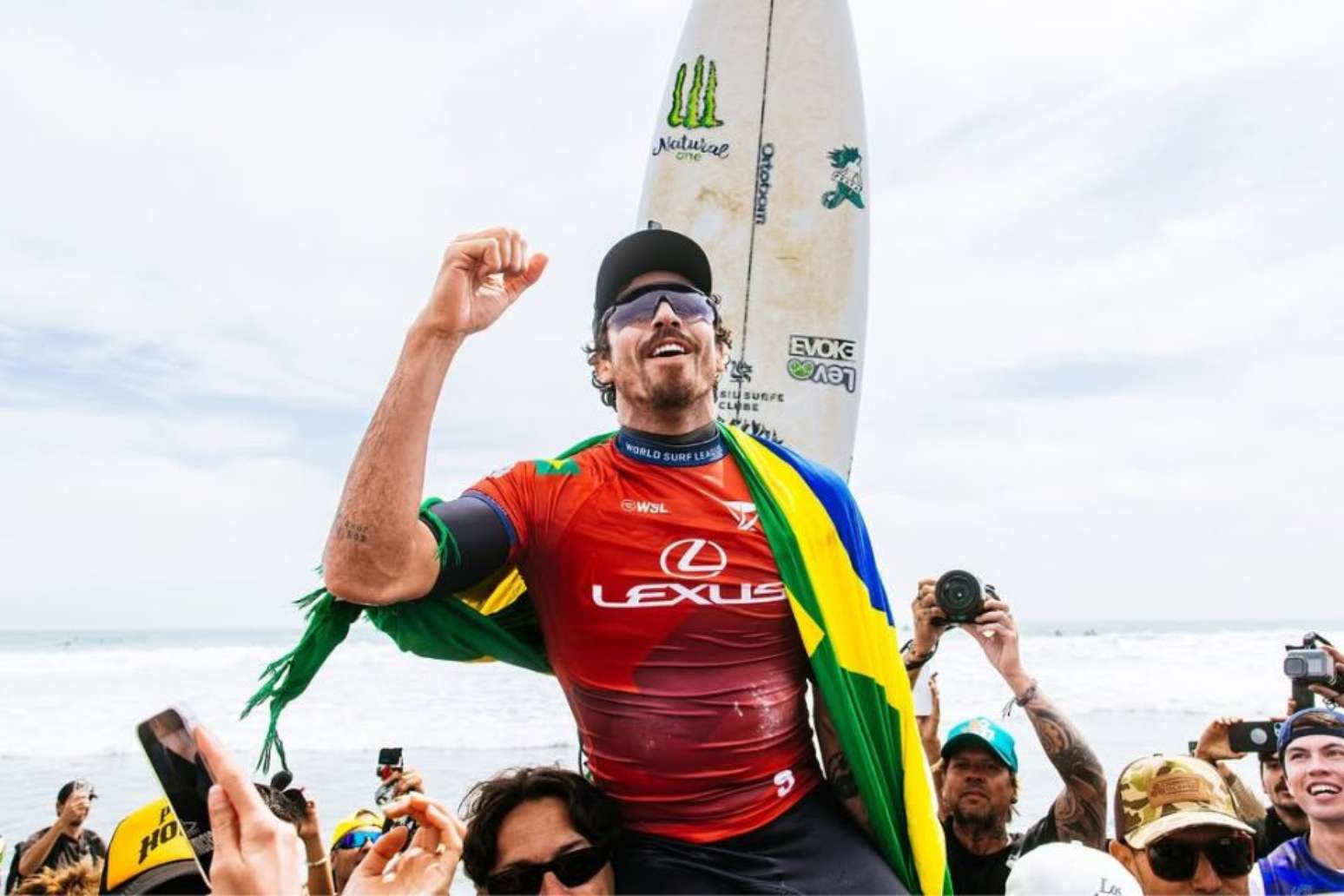 Yago Dora é Campeão Mundial de Surfe: Brasileiro Brilha em Fiji pela WSL