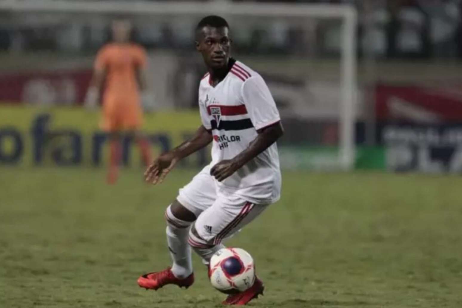 Ele foi revelado pelo São Paulo mas agora pode voltar ao Brasil por ...