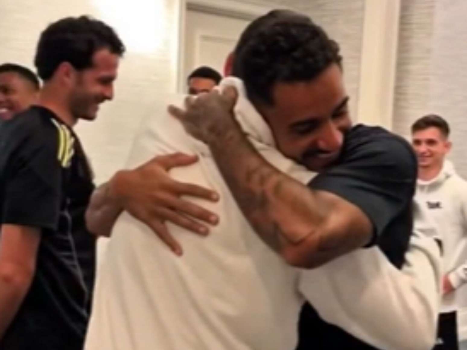 Vídeo: Danilo e Alex Sandro, do Flamengo, visitam ex-companheiros da ...