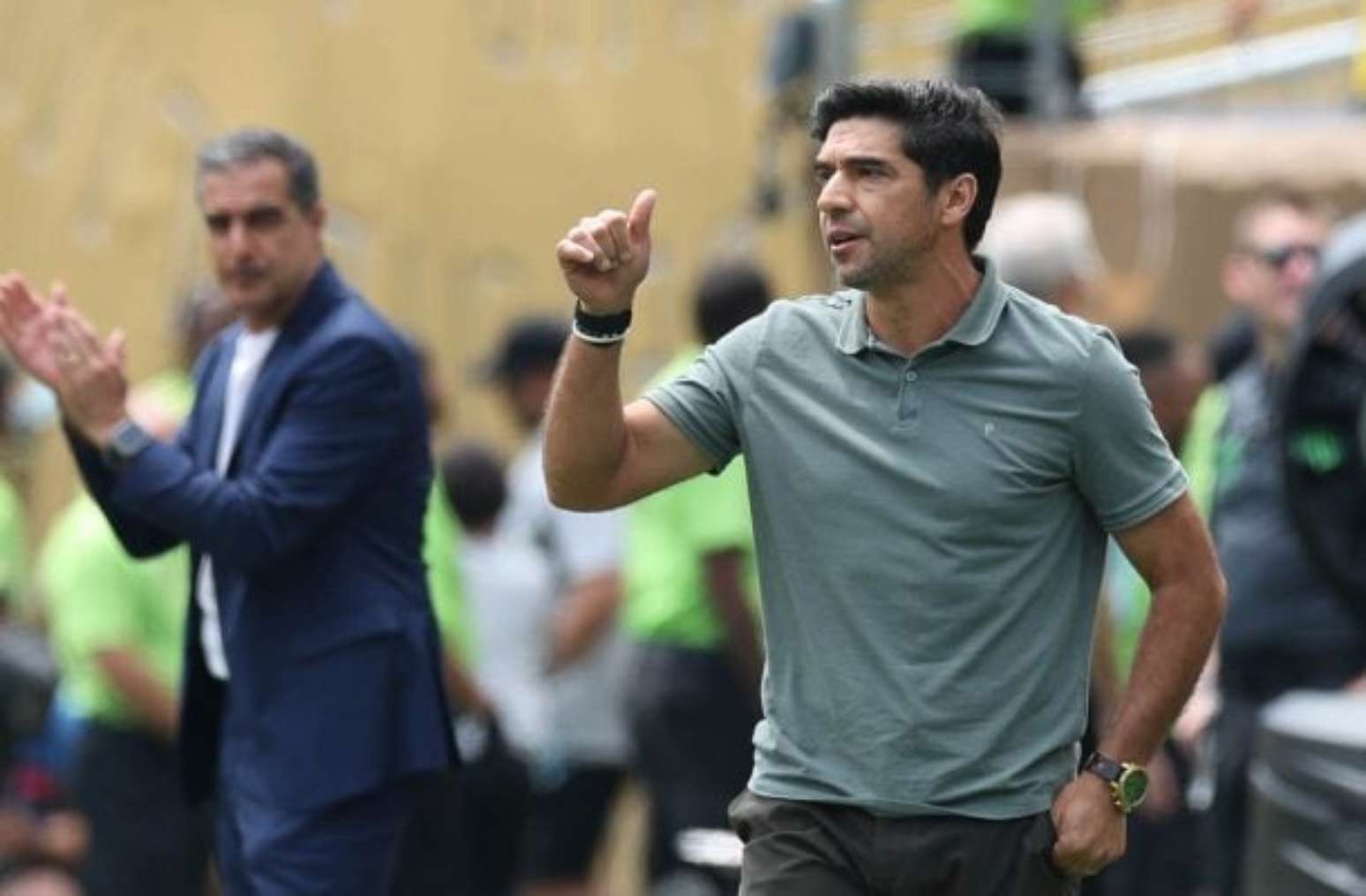 Abel tem discurso inflamado em preleção e se declara ao elenco após ...
