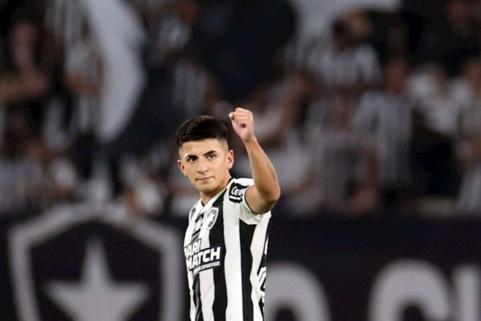 Thiago Almada volta a ser jogador do Botafogo; entenda