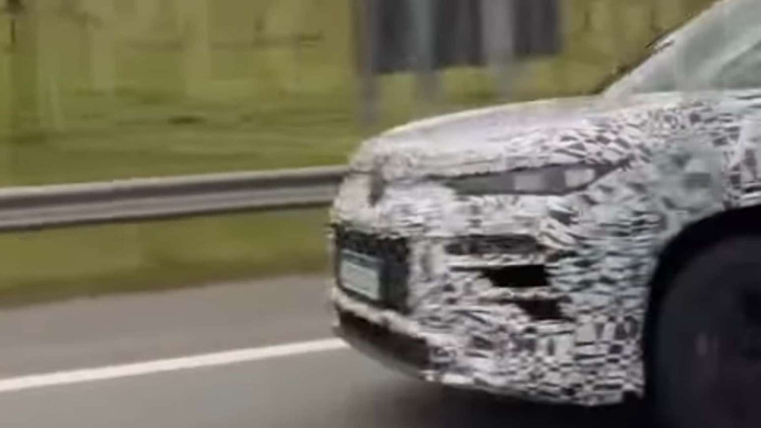 Nova geração do Volkswagen Tiguan é flagrada em testes no Brasil