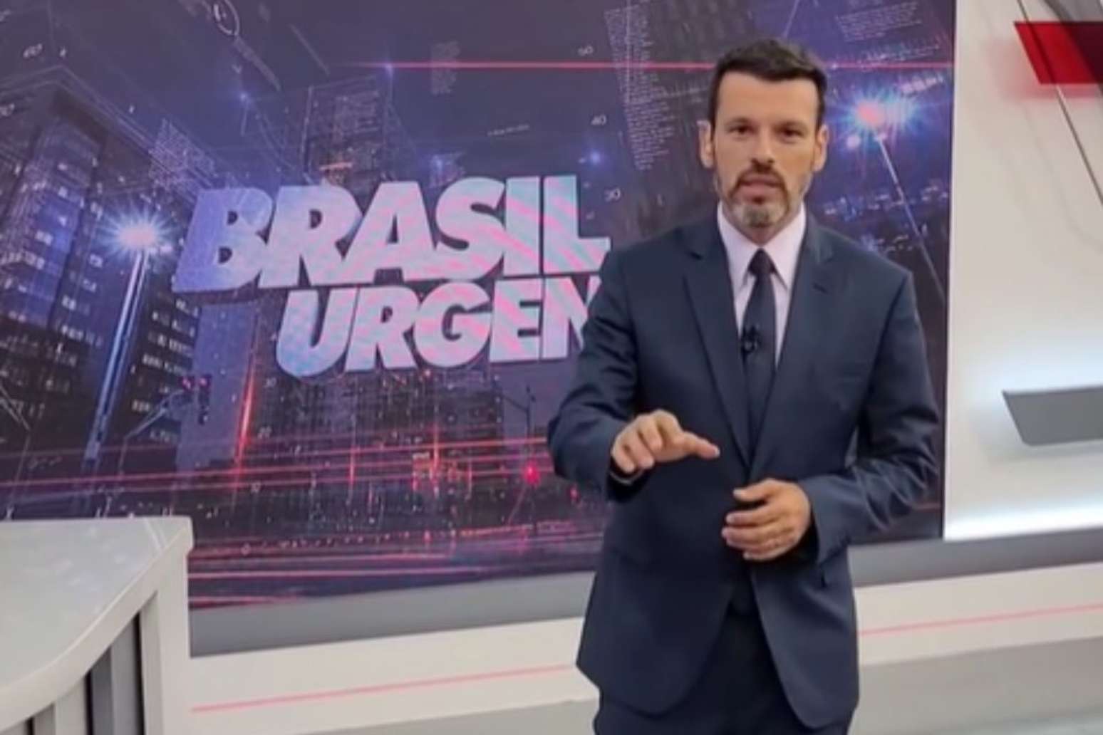 Lucas Martins empurra jornalista da Record ao vivo e gera polêmica na TV