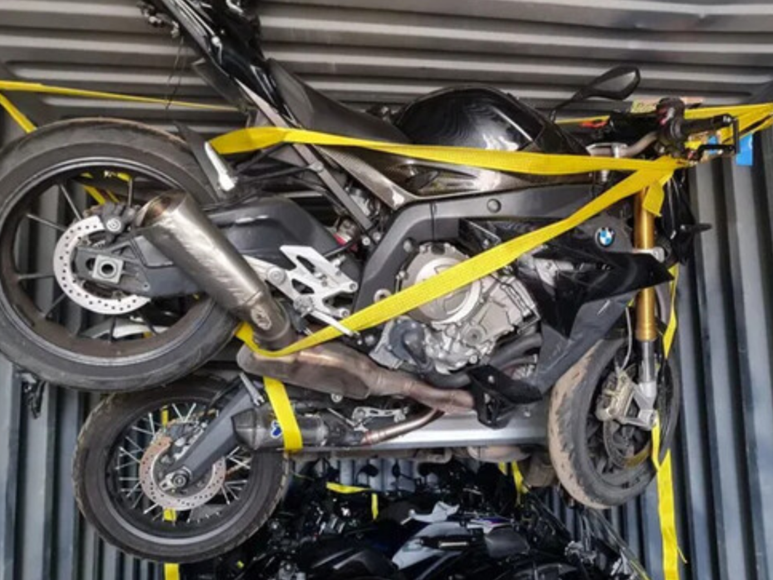 Roubaram a BMW R 1250 GS deste homem e ele a recuperou junto com outras ...