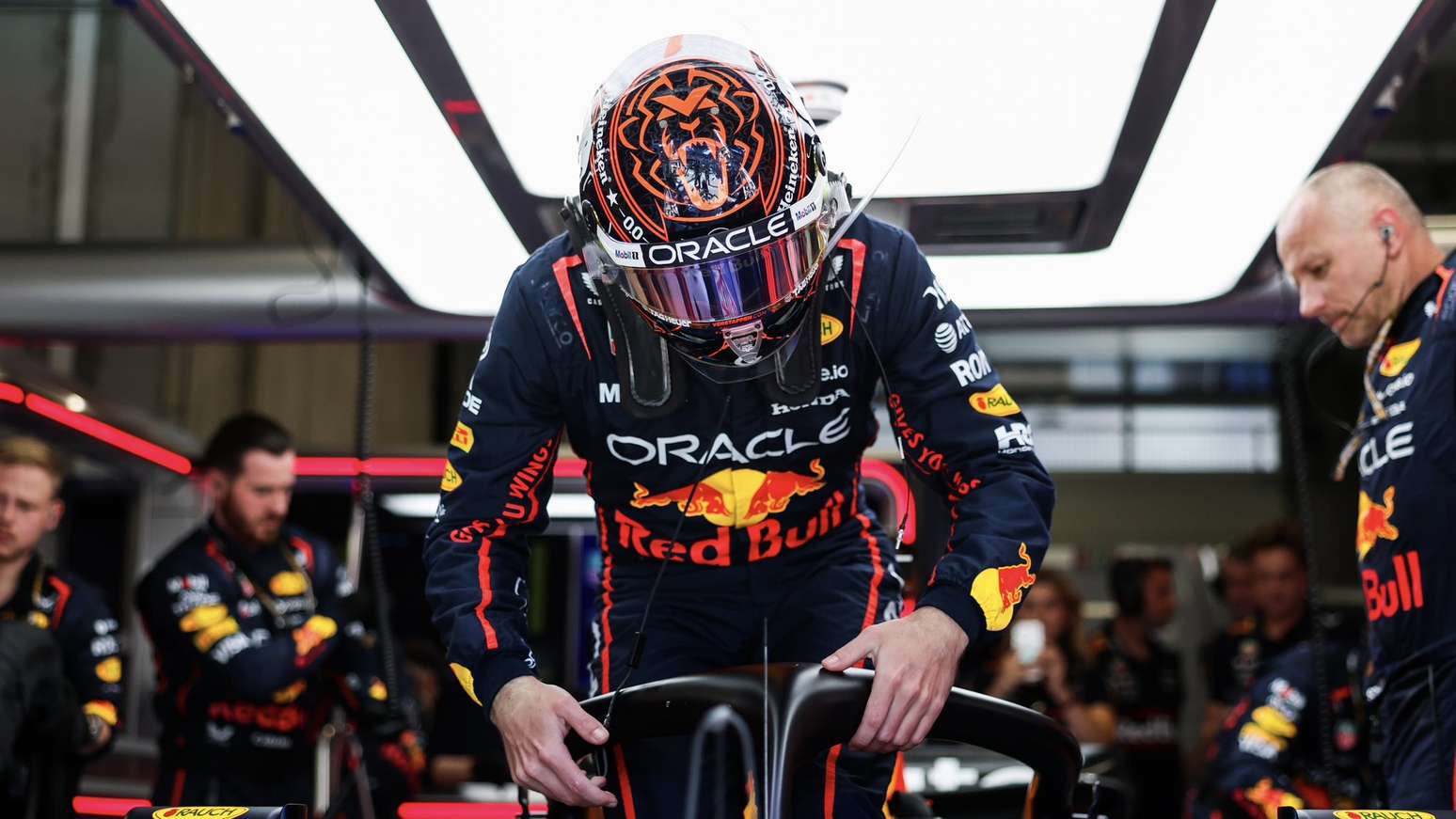 F1: Verstappen surpreende e crava pole em Silverstone