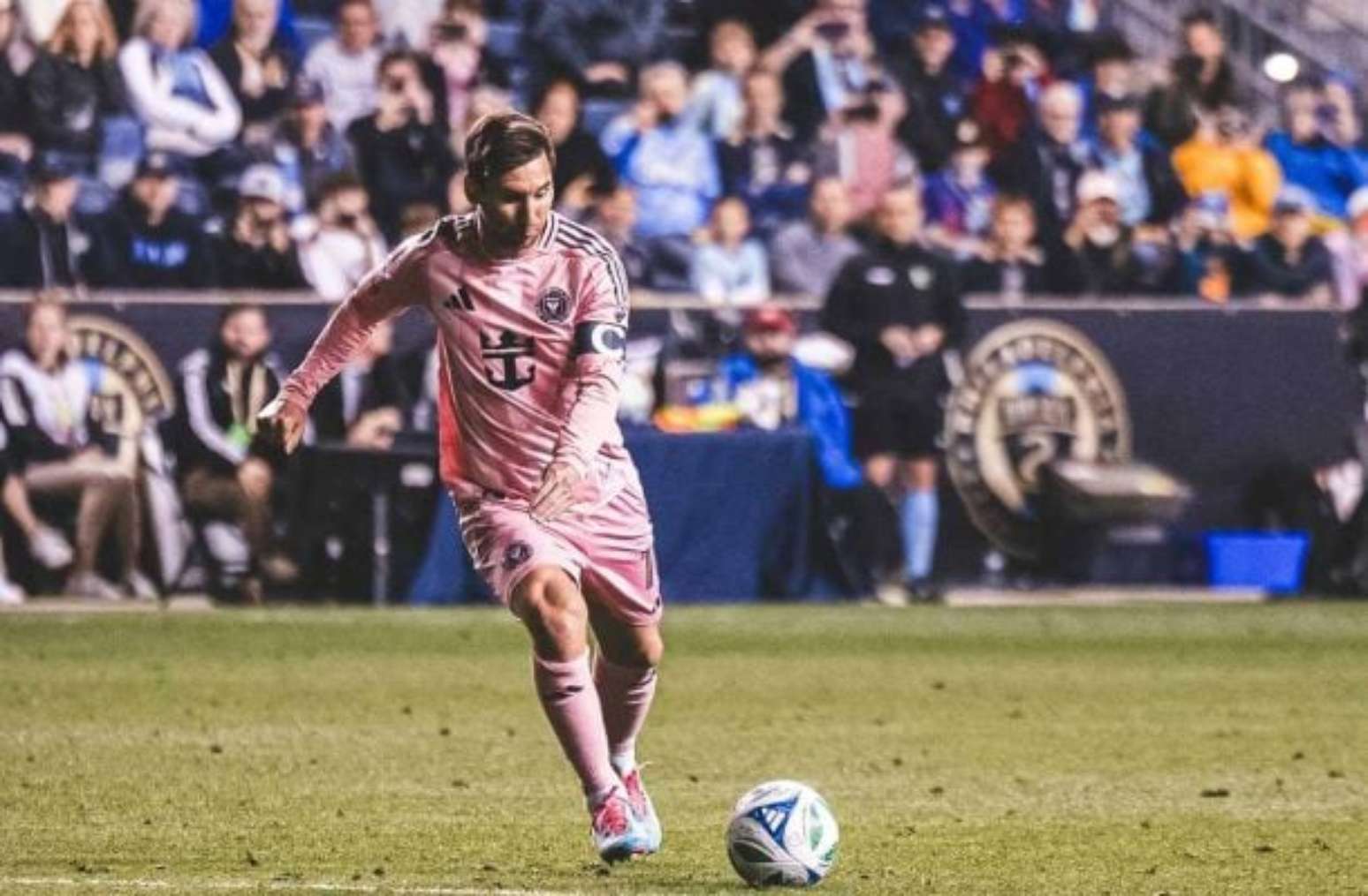 Messi faz dois gols após Mundial, e Inter Miami vence no retorno à MLS