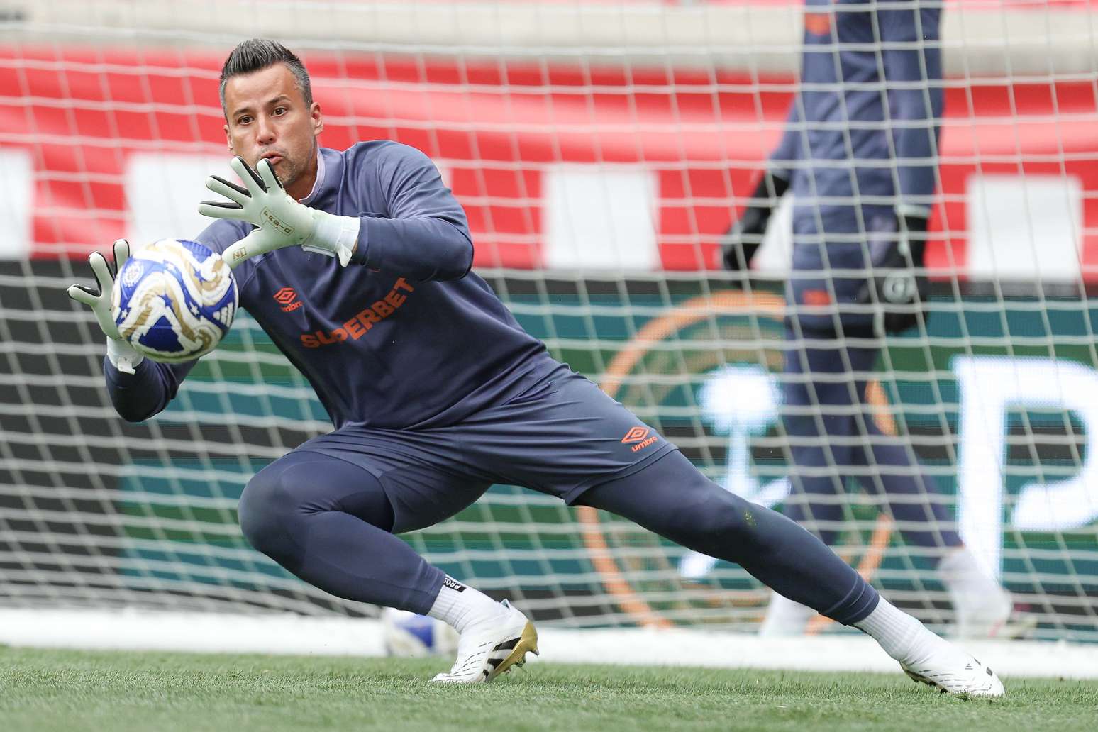 Herói do Flu no Mundial, goleiro Fábio é destaque por fé e grandes defesas