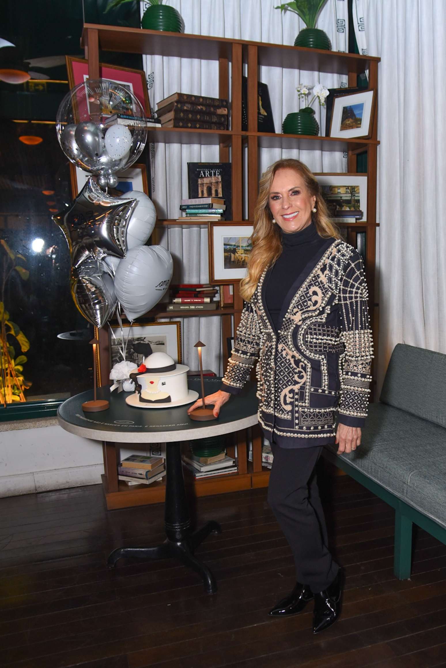 Tici usa oncinha dourada em níver de Helô Pinheiro, 82 anos