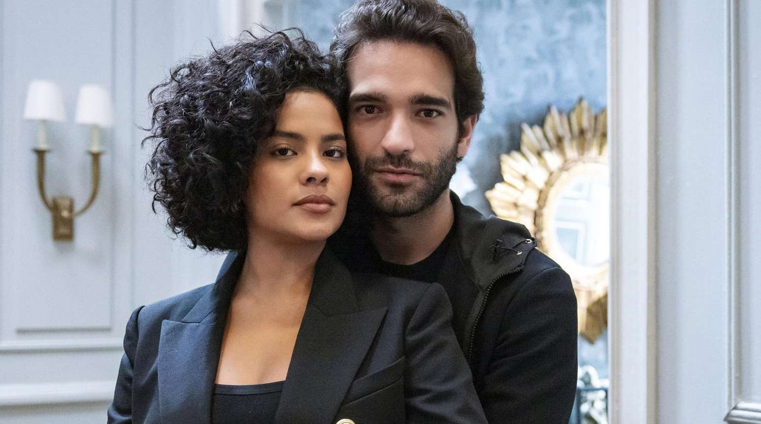 "Vale Tudo": Maria de Fátima retorna ao Brasil com look de R$ 35 mil