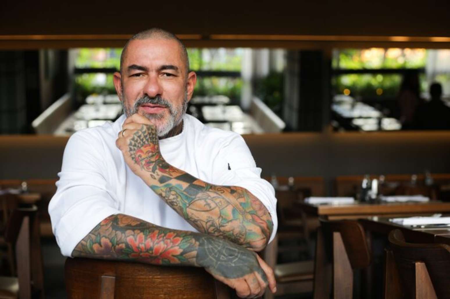 Quem é Henrique Fogaça, chef responsável por assinar o cardápio do ...