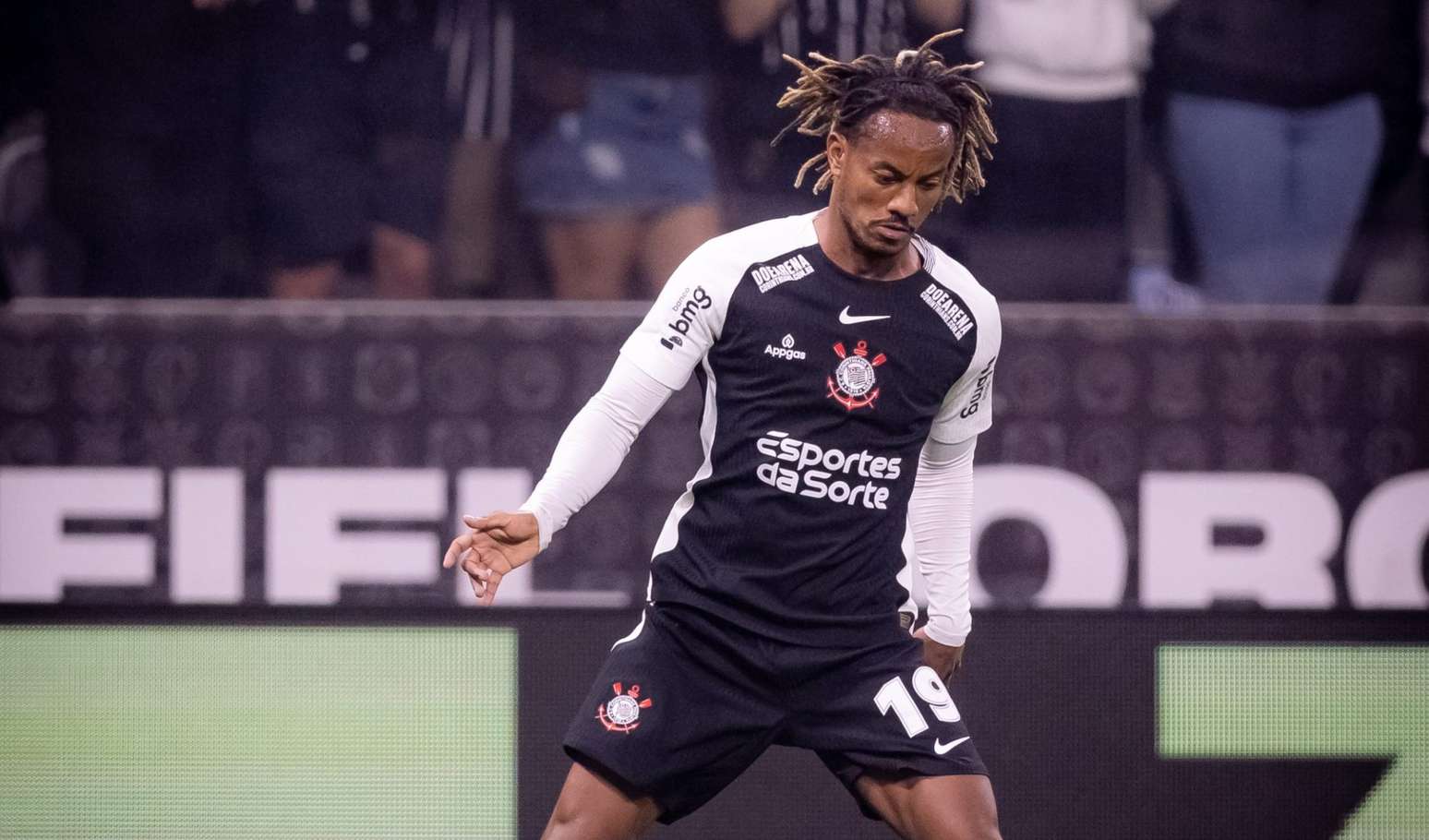 Após vitória, Carrillo comenta problemas internos no Corinthians