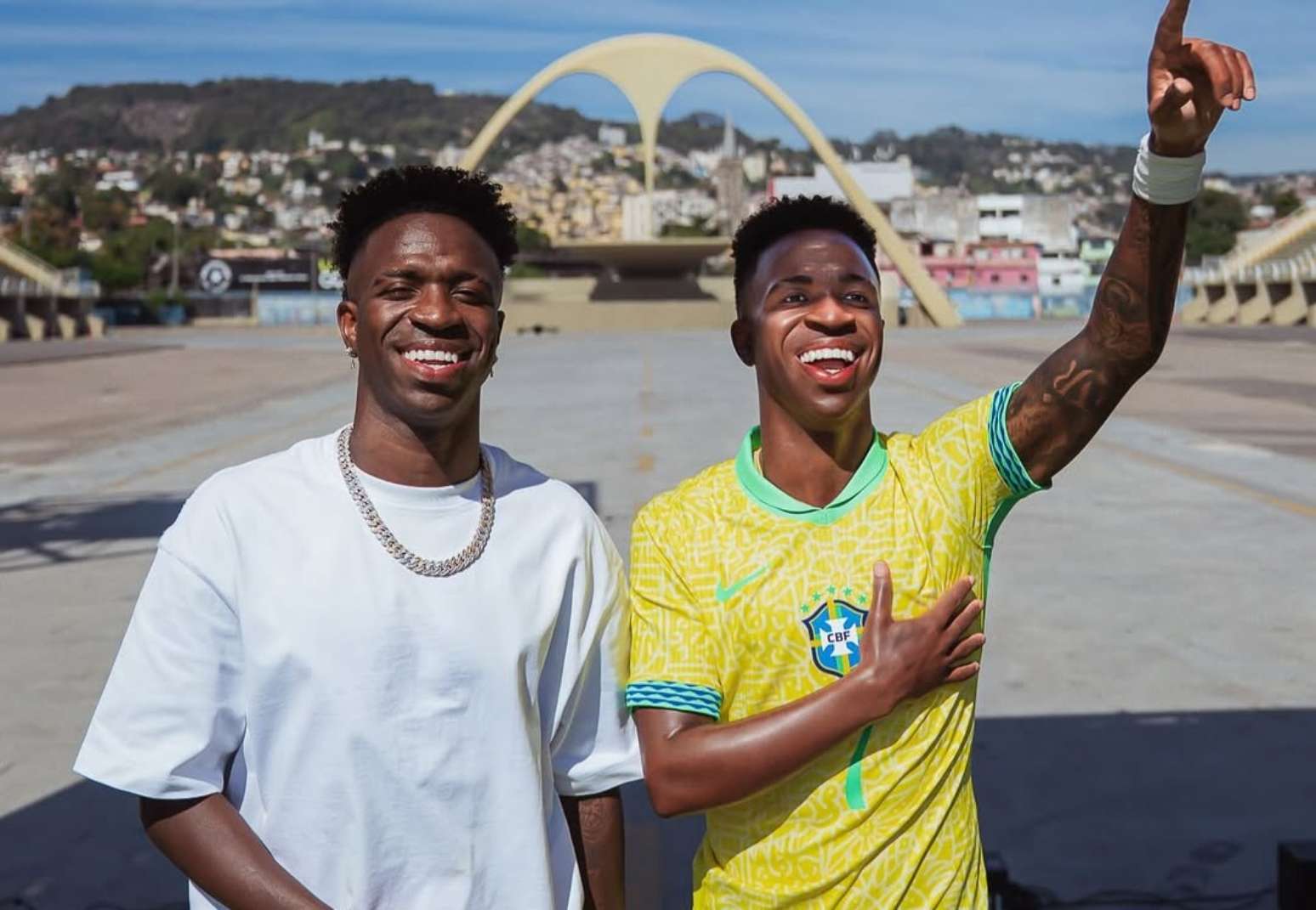 Vini Jr se Diverte com Estátua de Cera Realista e Agita Redes Sociais