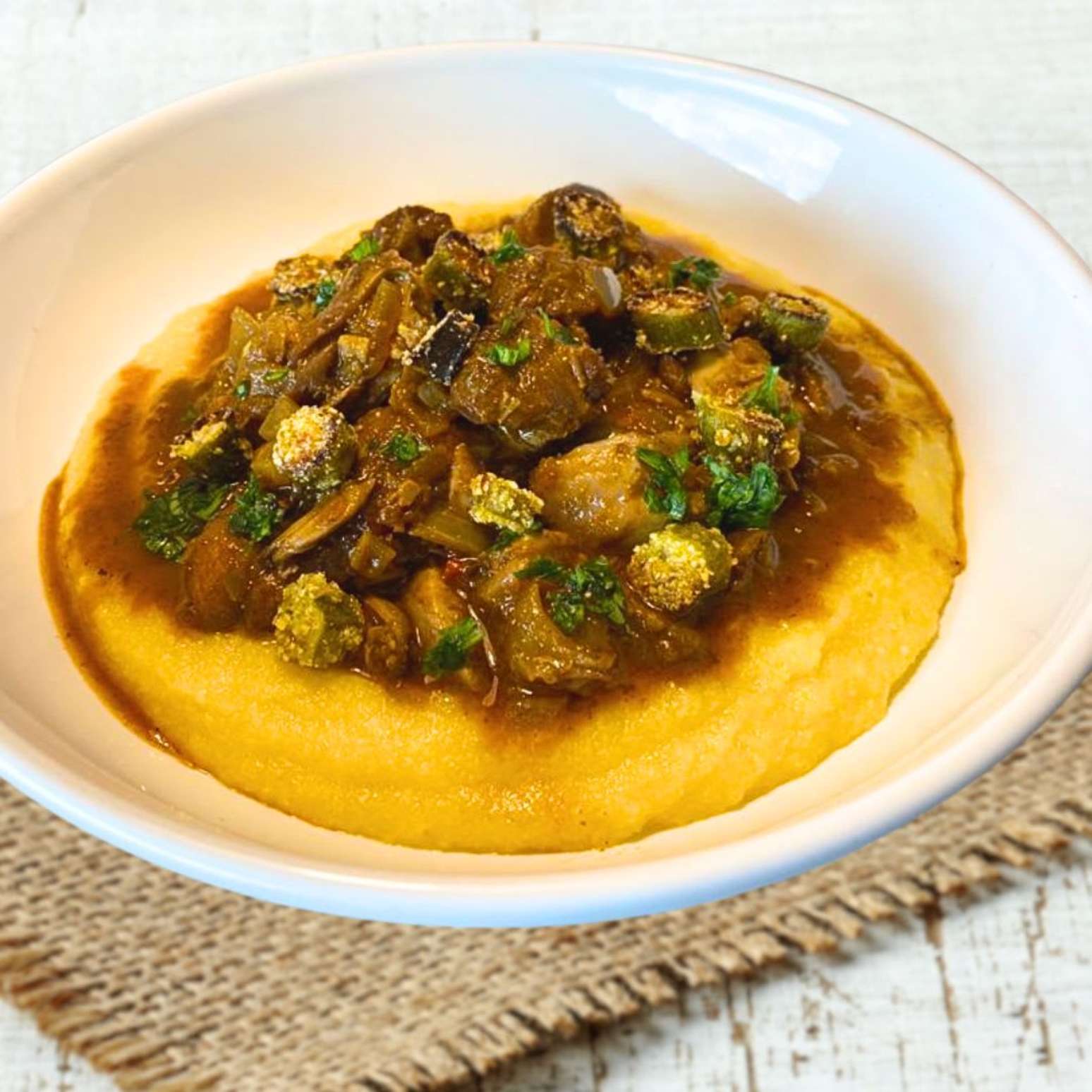 Frango ensopado com polenta: prato da roça com toque gourmet