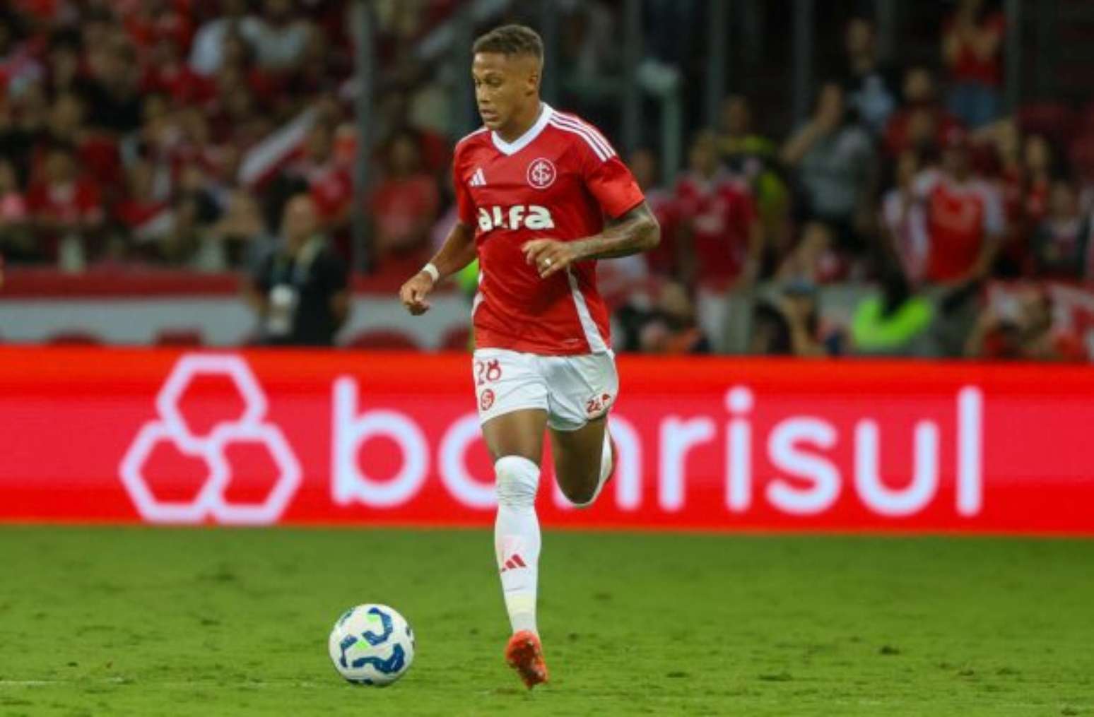 Inter confirma renovação de contrato de Vitinho