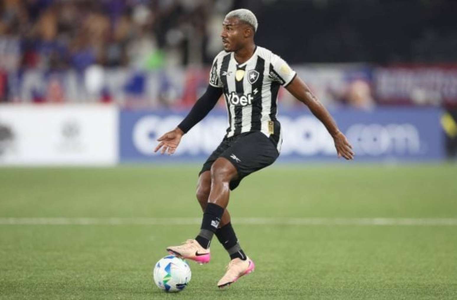 Cuiabano vibra com gol da vitória do Botafogo: 'Brinco que sou atacante'