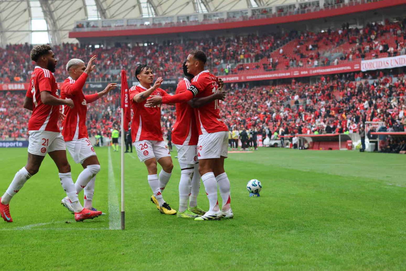 Alan Patrick brilha no Beira-Rio e Internacional vence o Ceará