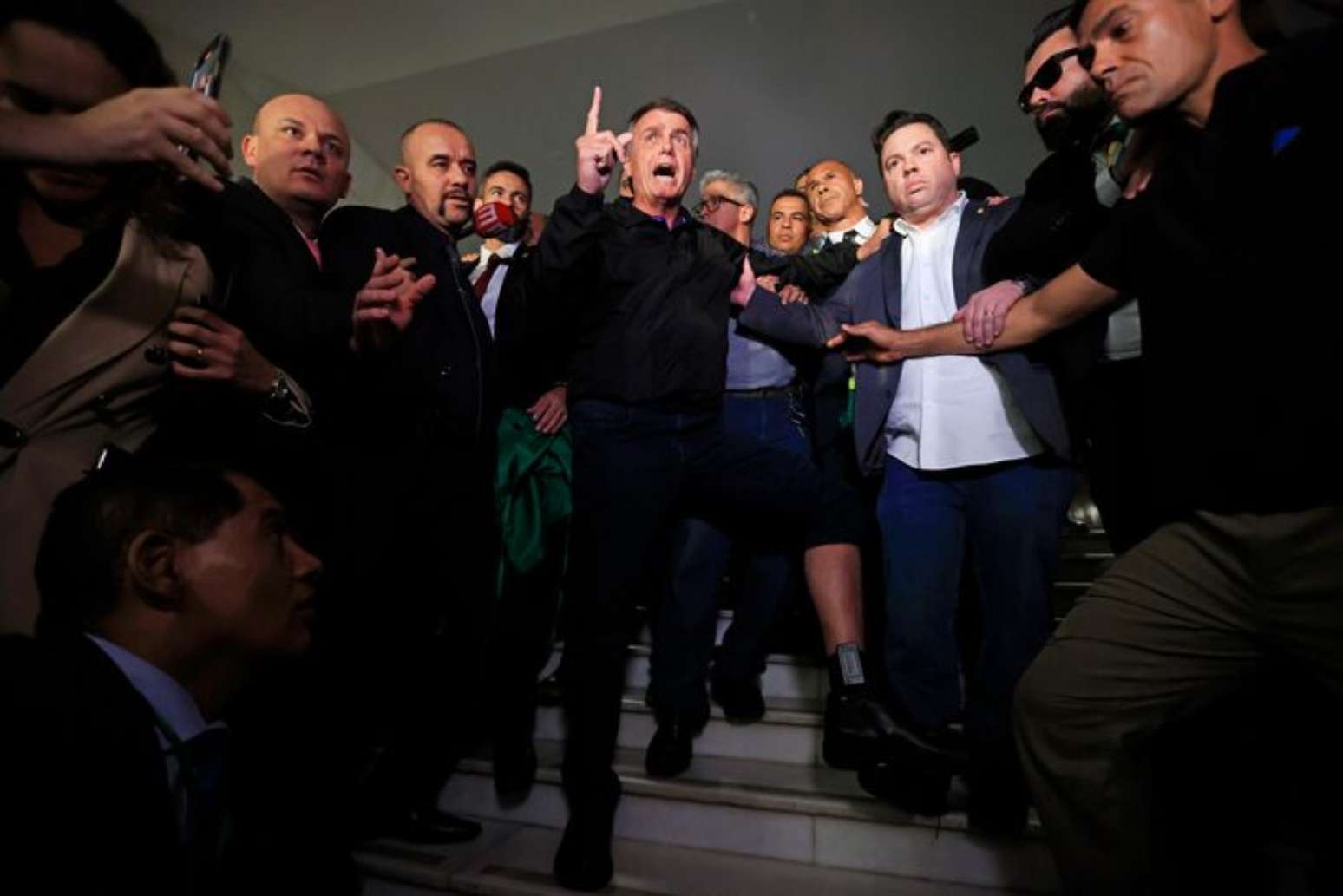 Moraes chama advogados de Bolsonaro para explicar descumprimento de medidas e alerta sobre prisão