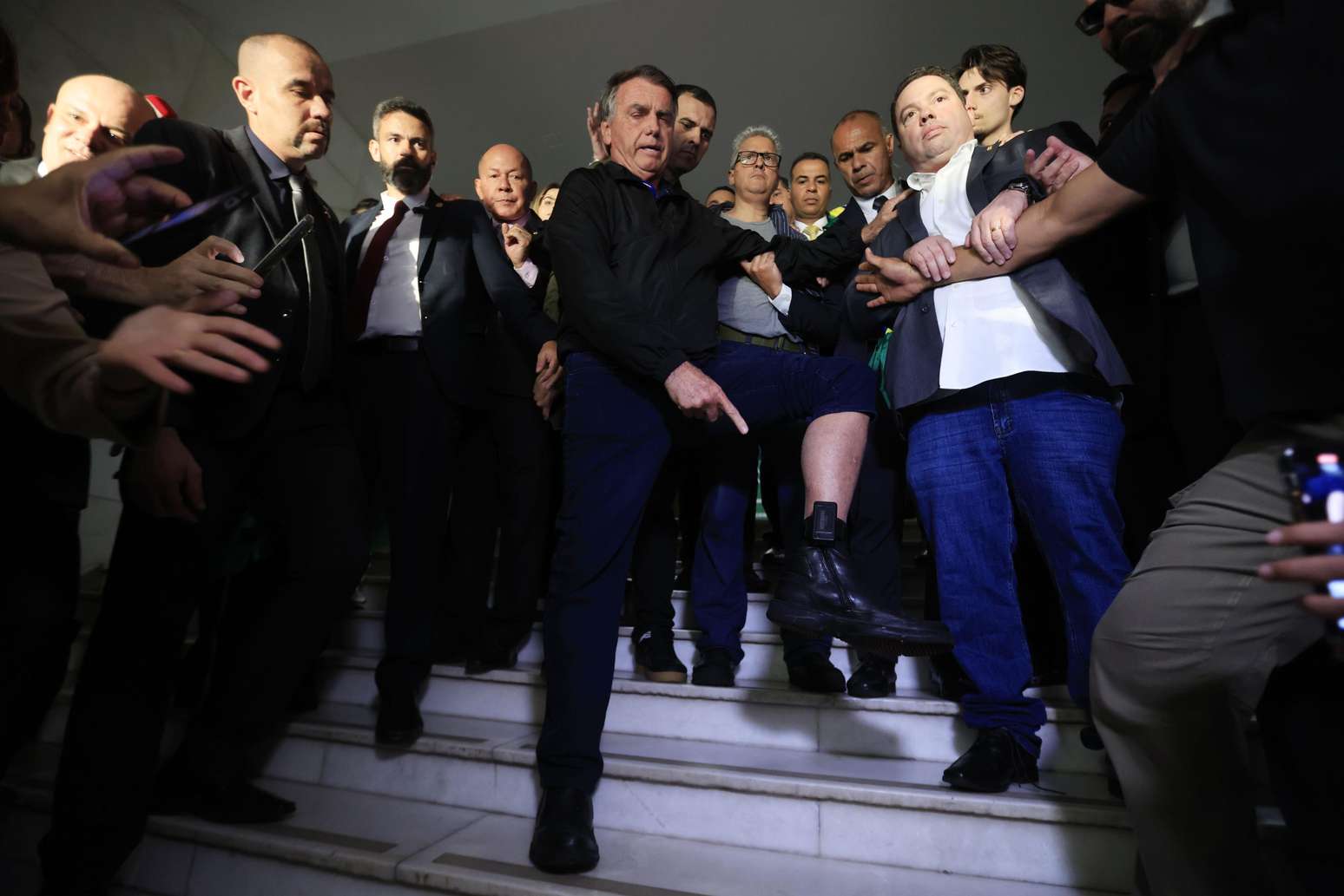 Moraes dá prazo de 24 horas para que Bolsonaro explique entrevistas na ...