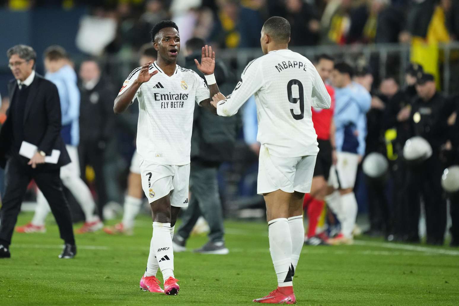 Vini Jr. e Mbappé são alvos de críticas após temporada no Real sem ...