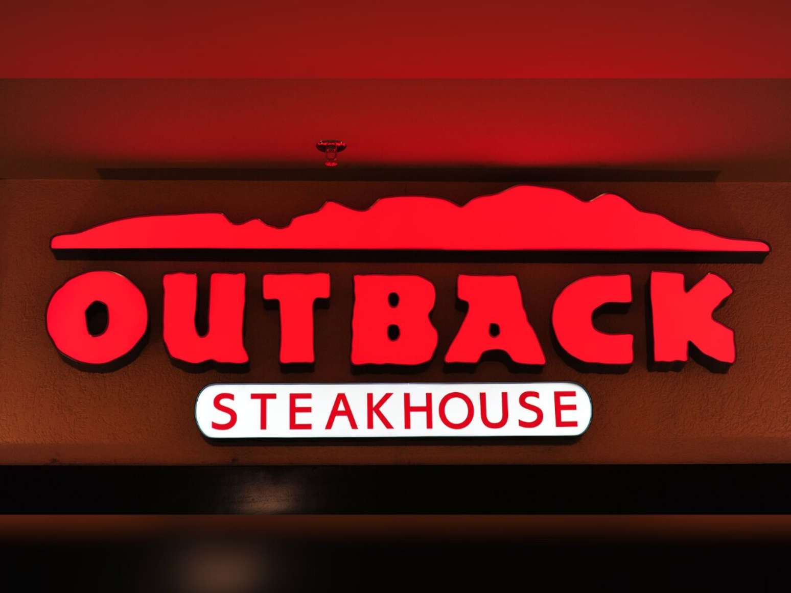 Garçom do Outback é demitido por injúria racial contra colega de profissão