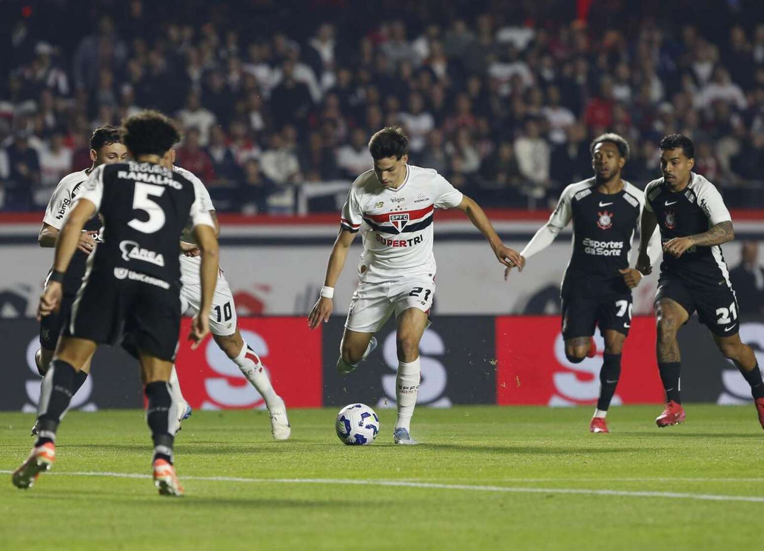 Bobadilla cresce com Crespo e ganha espaço no meio-campo do São Paulo