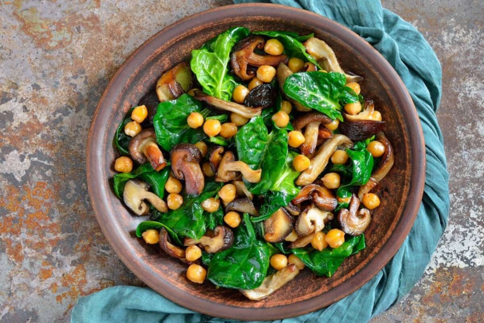 5 saladas quentes ricas em proteínas para o almoço