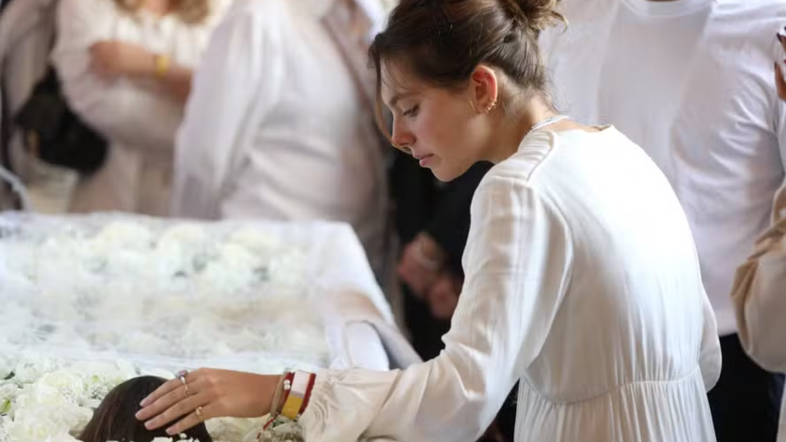 Sobrinha de Preta Gil se emociona no velório da tia no Rio de Janeiro