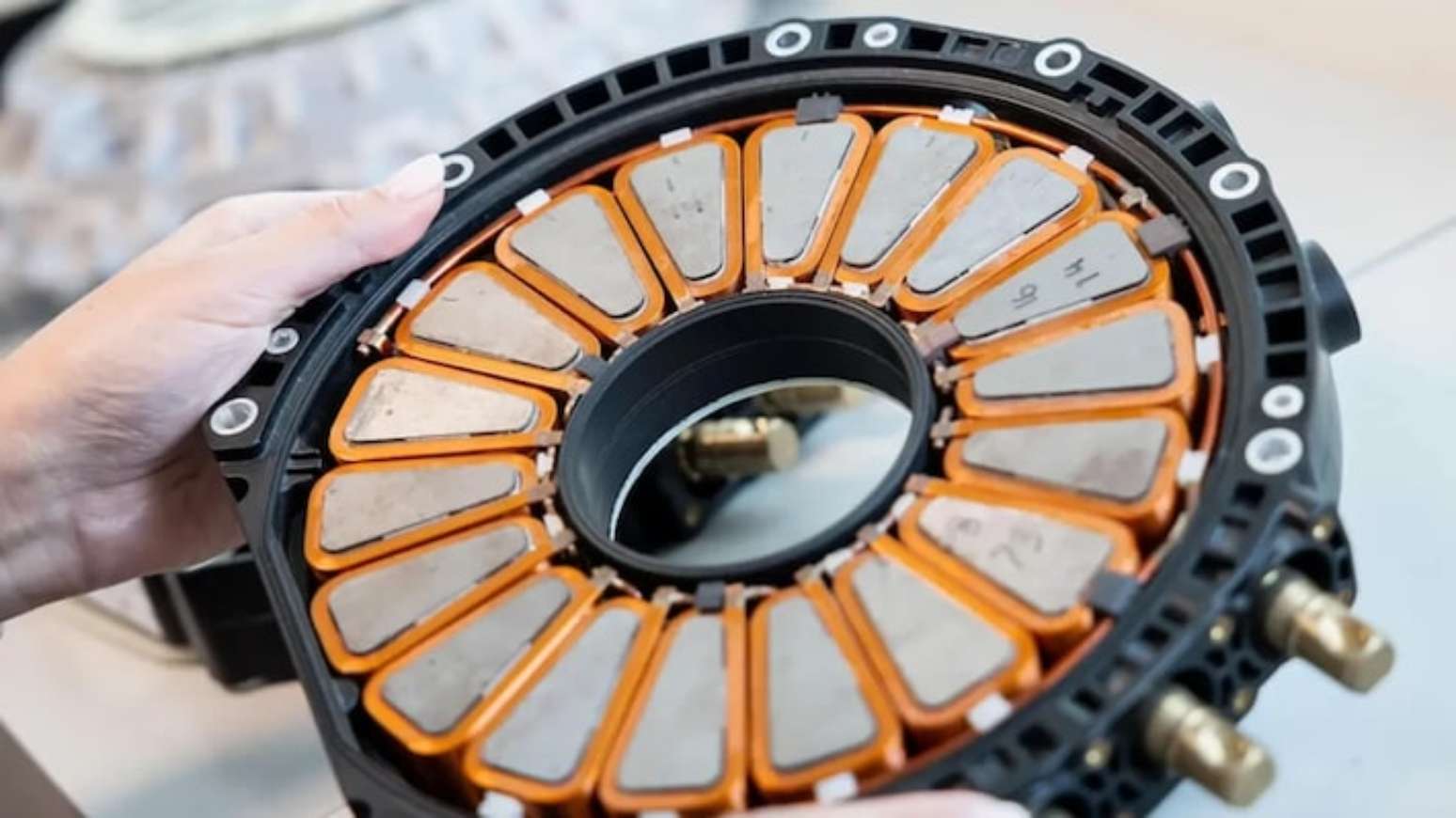 Mercedes-Benz cria motor elétrico que gera 750 cv e pesa só 13 kg