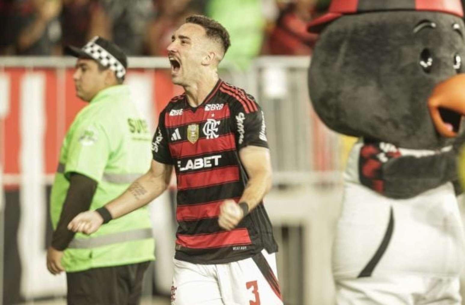 Flamengo vence o Atlético e assume a liderança isolada do Brasileirão