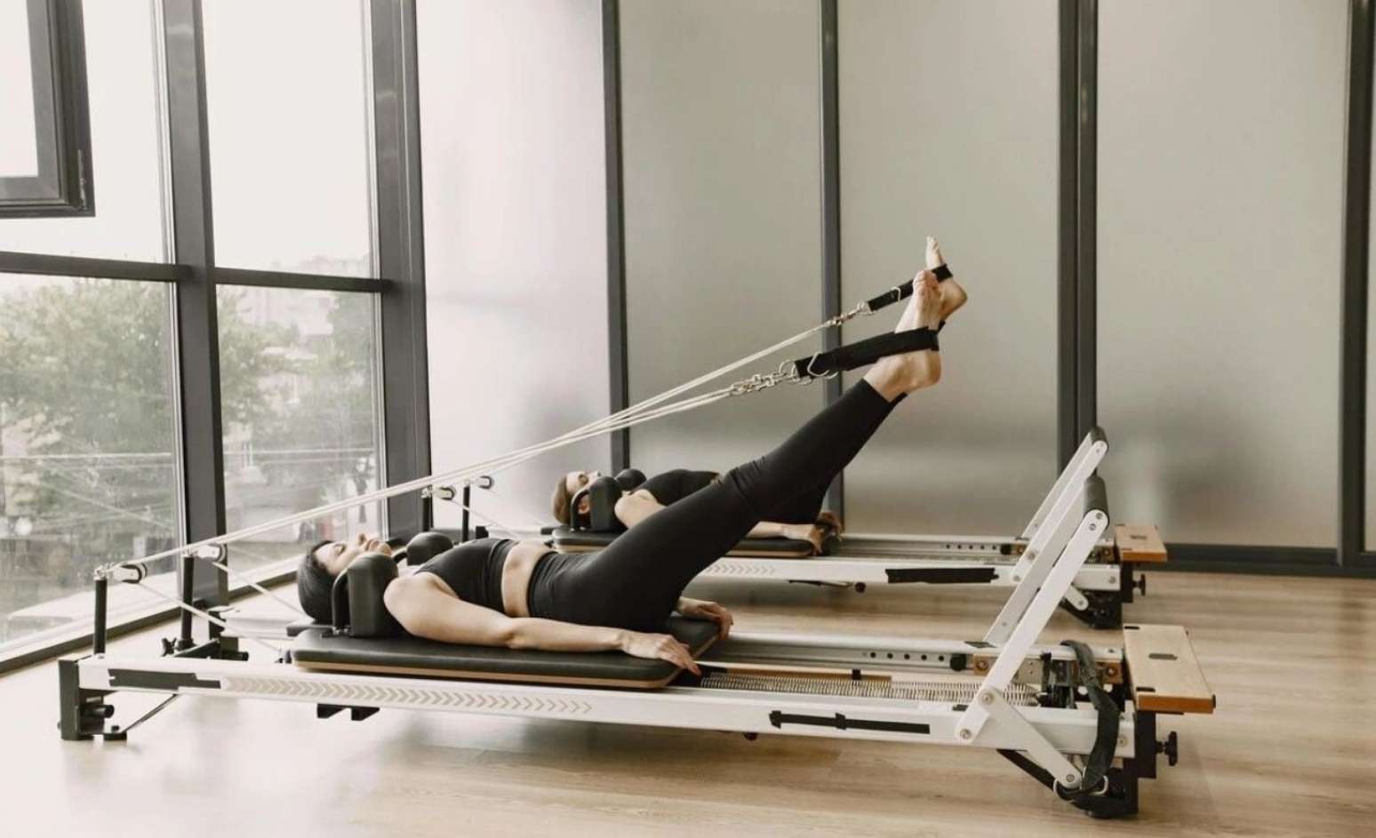 Frog: o exercício "sapinho" no Pilates Reformer que fortalece quadris e ...