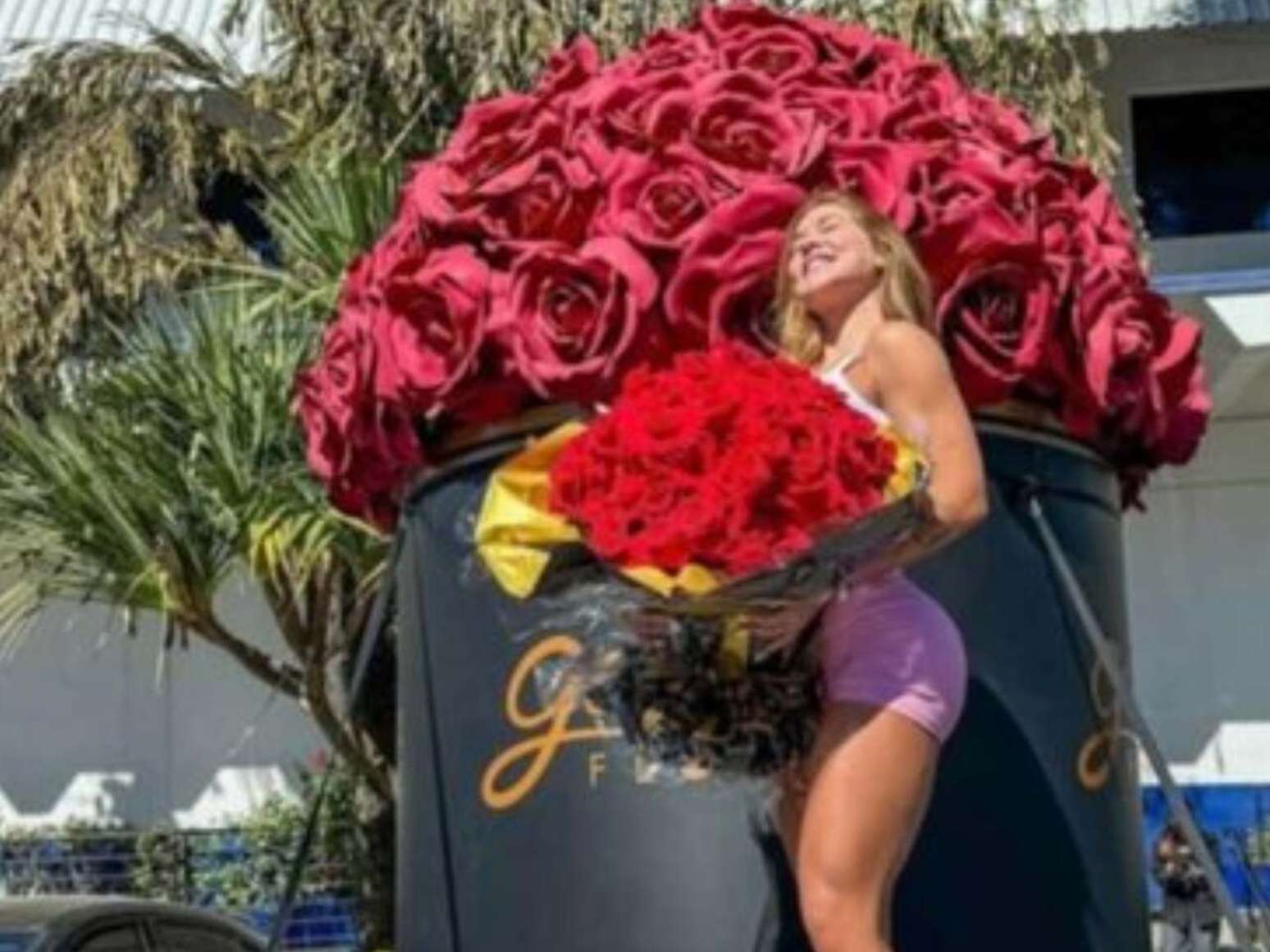 Vídeo: Virgínia Fonseca recebe 'mega' buquê de flores