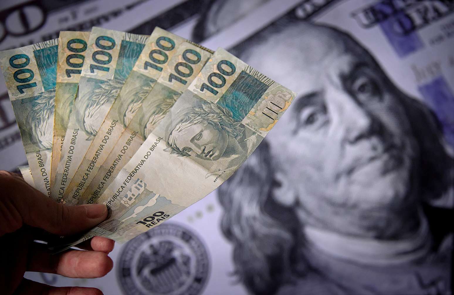 Dólar fecha em queda, a R$ 5,46, com apostas em cortes de juros nos EUA ...