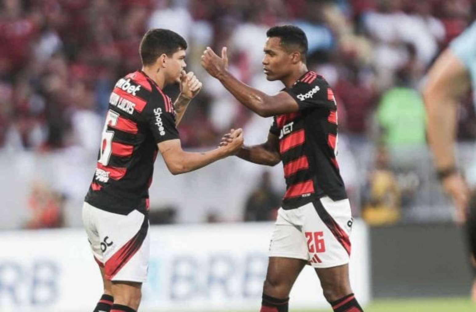 Ayrton Lucas e Alex Sandro estão relacionados para jogo do Flamengo
