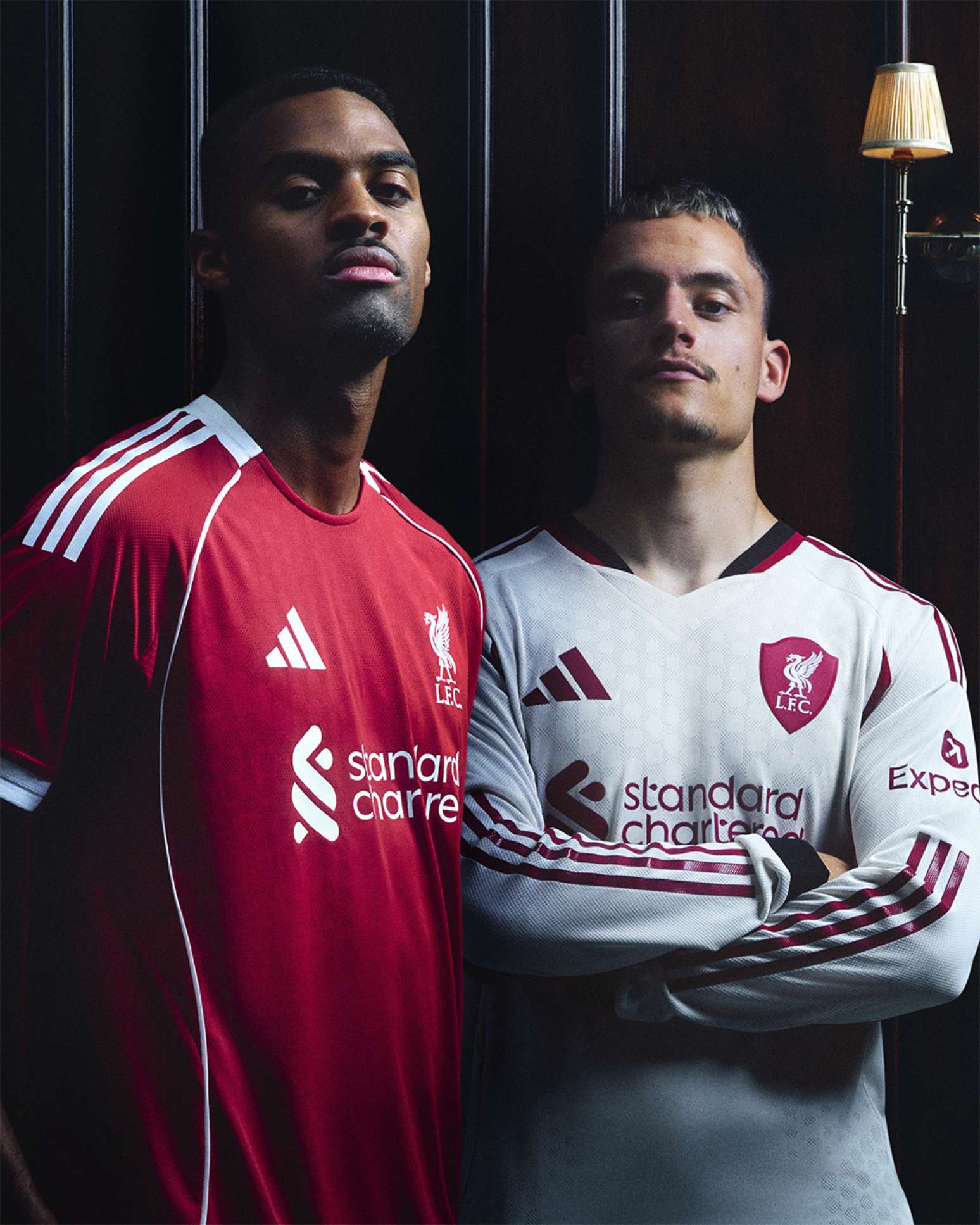 Com novo fornecedor, Liverpool divulga uniformes da temporada 2025/26