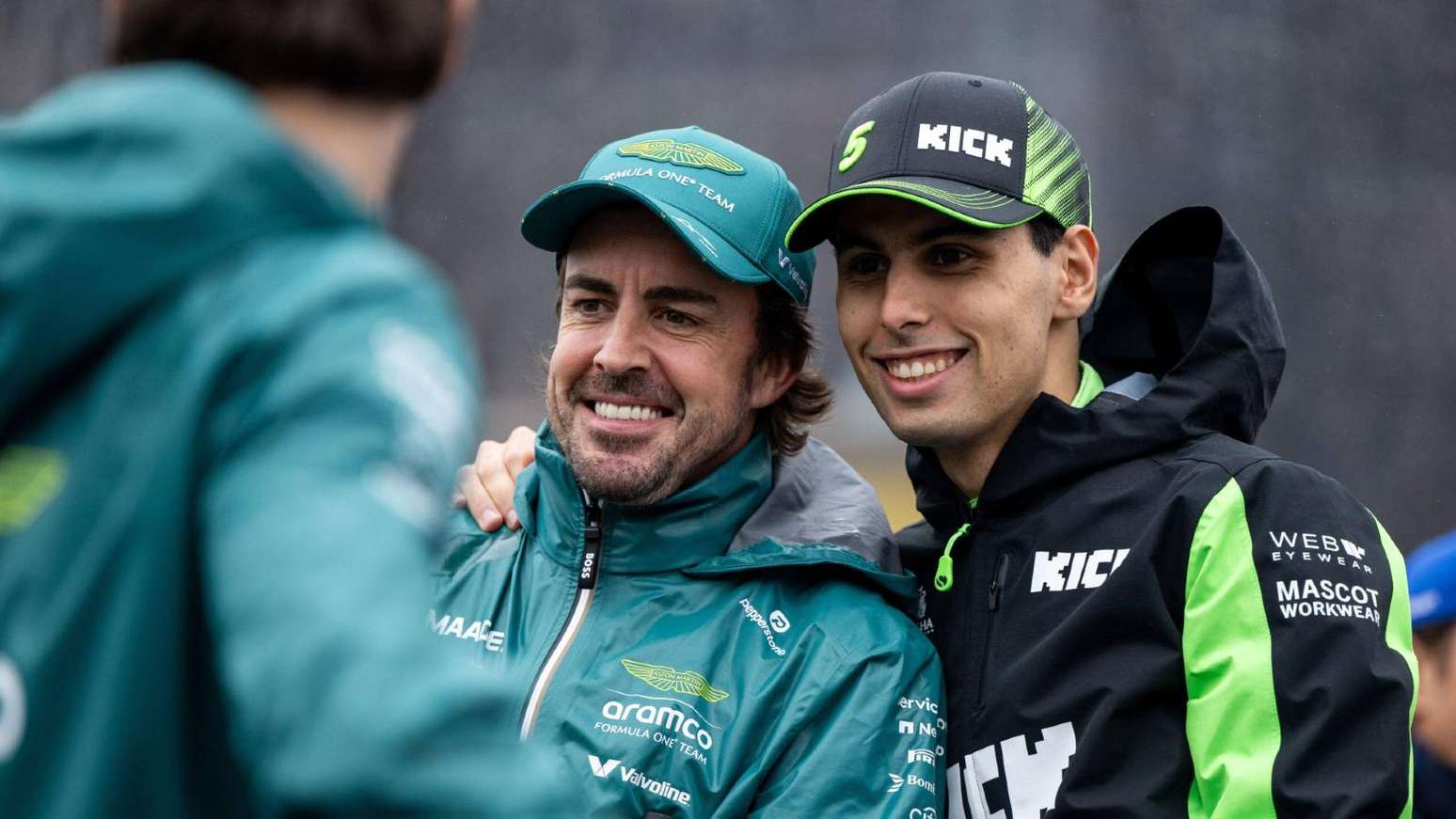 F1 Alonso elgoia Gabriel Bortoleto após o GP da Hungria