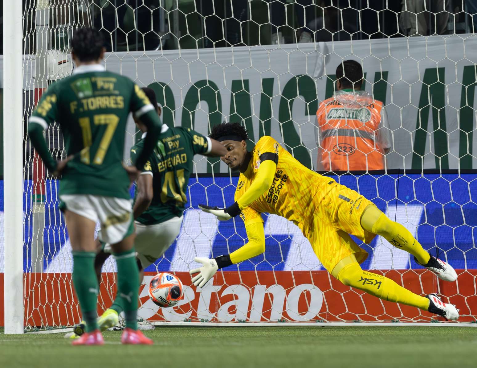 Corinthians quebra tabu centenário diante do maior rival