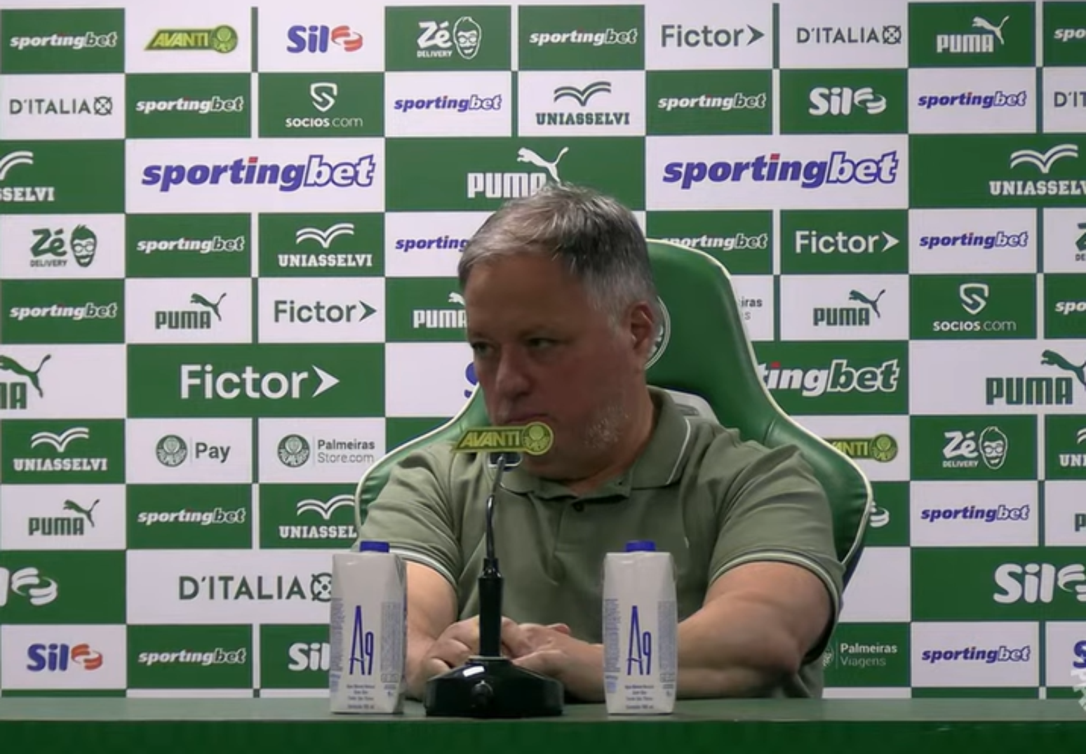 Barros rebate Ceni sobre críticas a Abel e gramado da Fonte Nova: polêmica