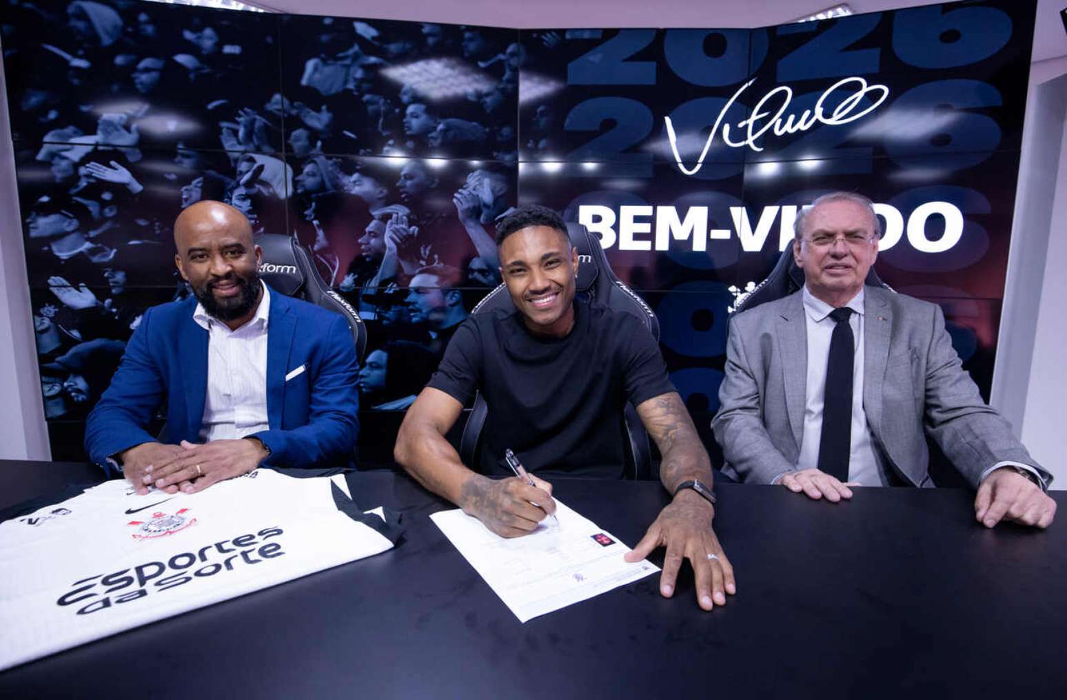 Vitinho chega ao Corinthians em meio à carência ofensiva, mas com pouco ritmo