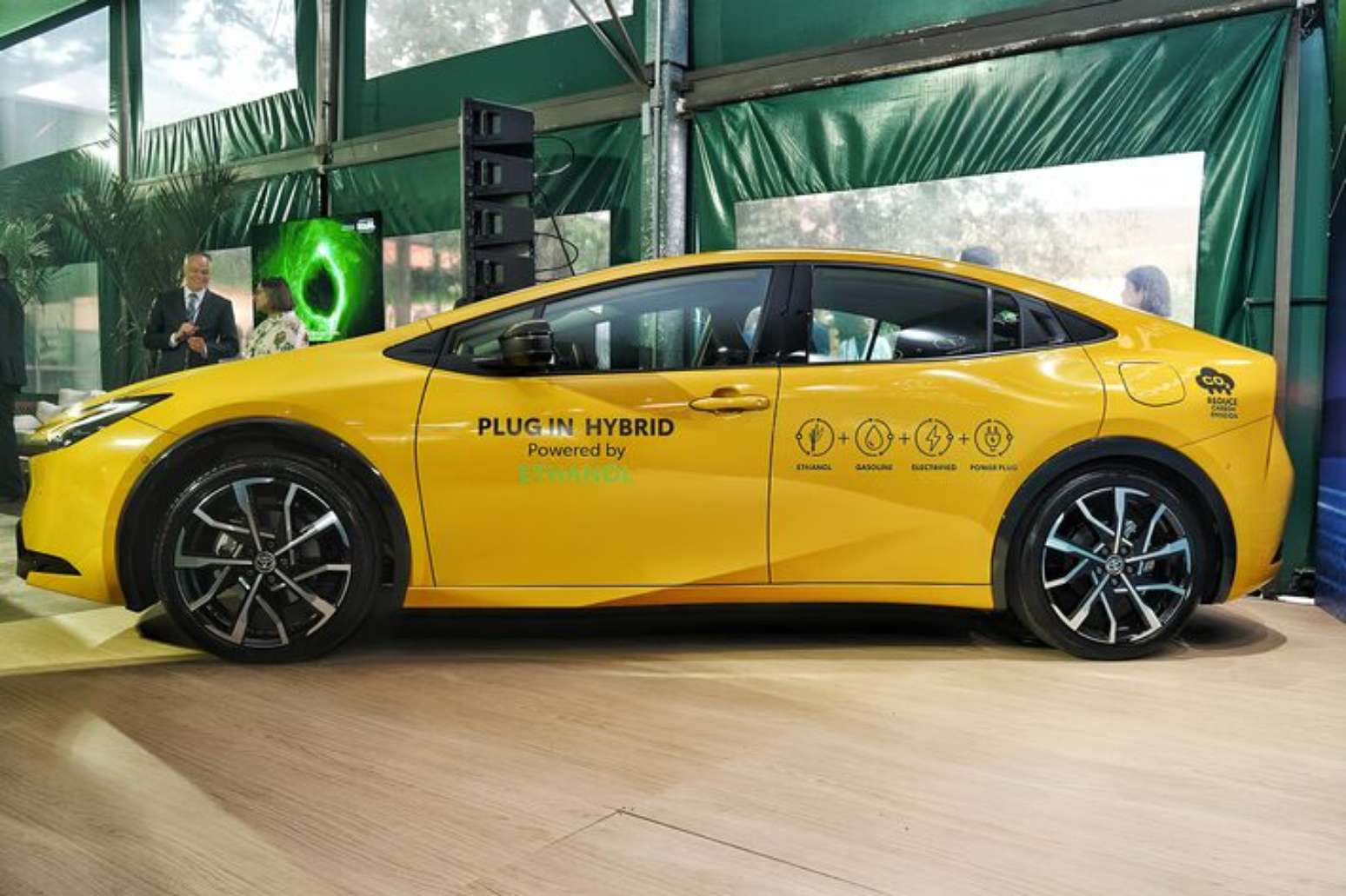 Toyota Prius híbrido plug-in flex é mostrado no Brasil e antecipa futuro do Corolla