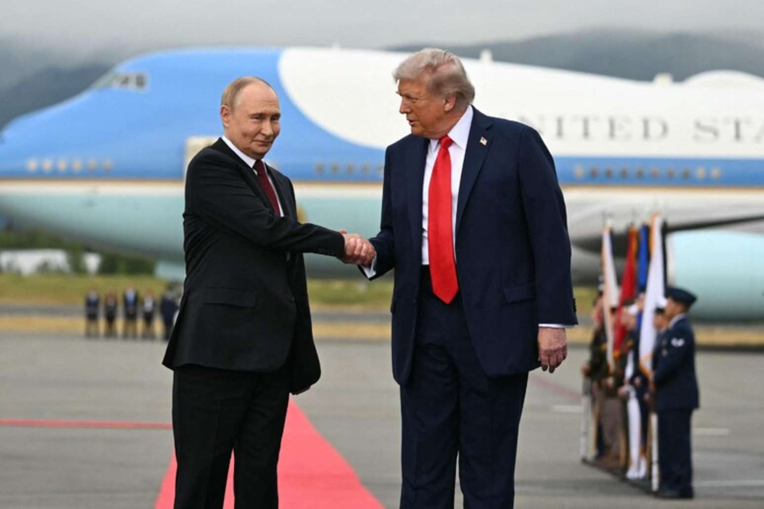 Trump e Putin trocam um forte aperto de mão no Alasca